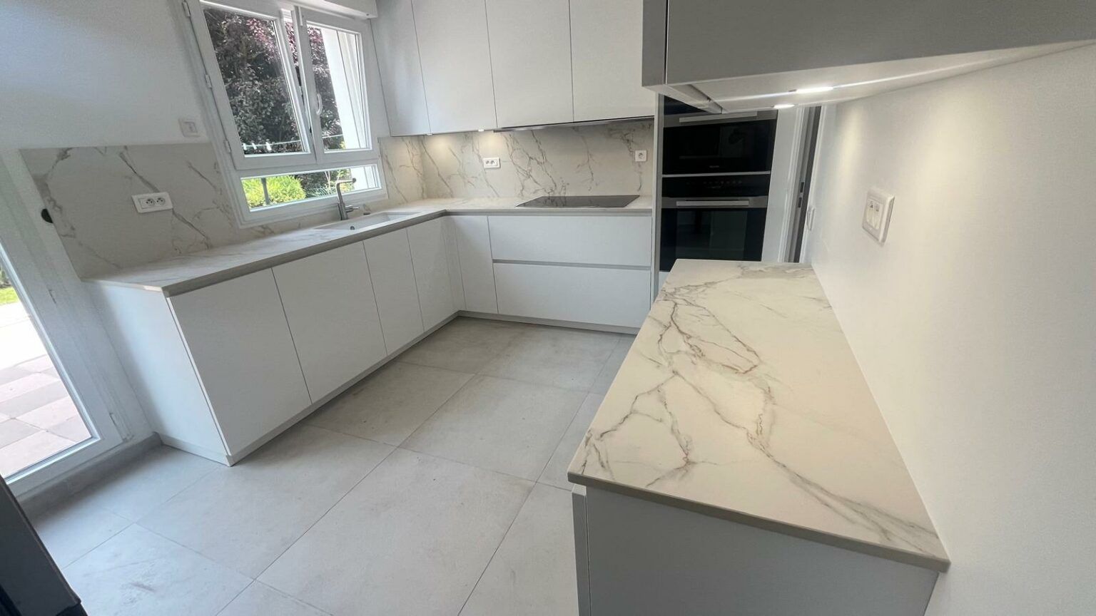 Dekton Entzo installé par Veneta Cuisine à Versailles - La Touche Finale